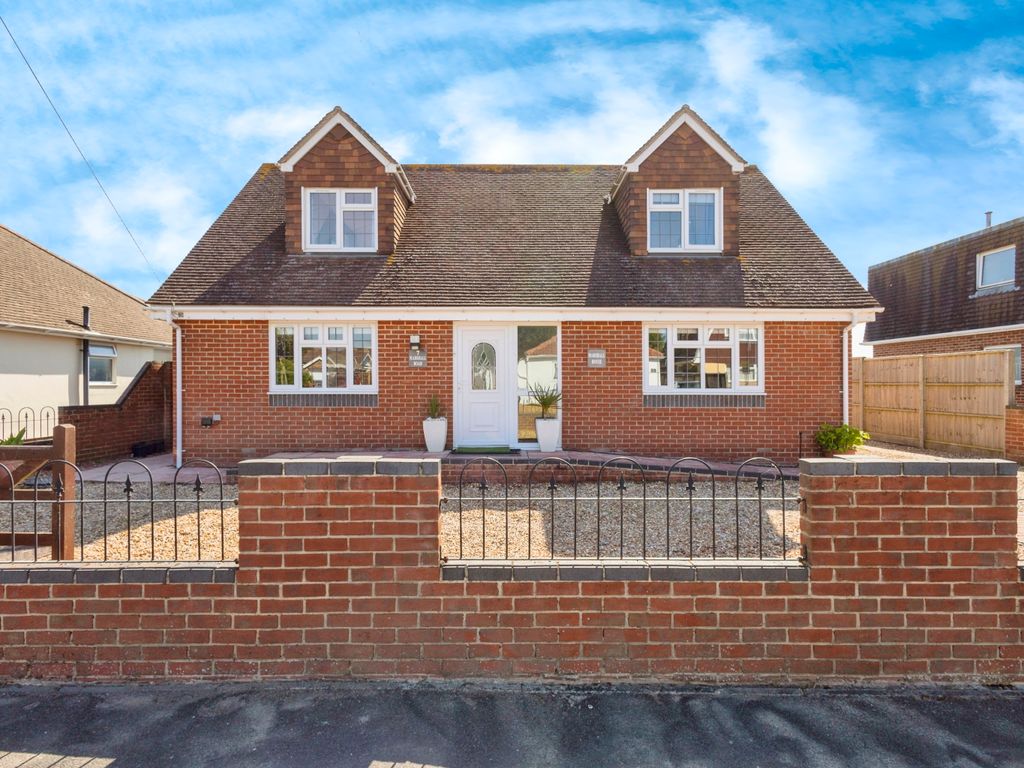 4 bed detached house for sale in Marshall Road, Hayling Island PO11, £ ...