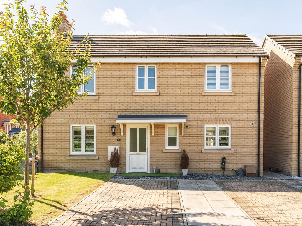 3 bed detached house for sale in Binyon Way, Royston SG8, £425,000 - Zoopla