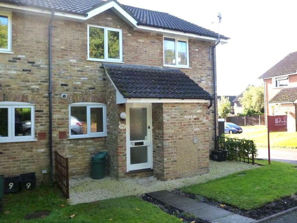 2 Bed Detached House For Sale In Cornwall Close Wokingham Berkshire