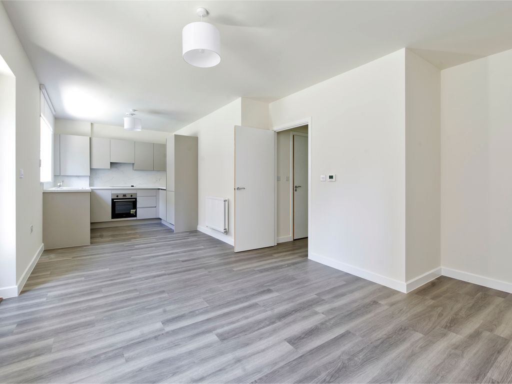 3 bed flat to rent in Iris House, Tooting SW17, £2,990 pcm - Zoopla