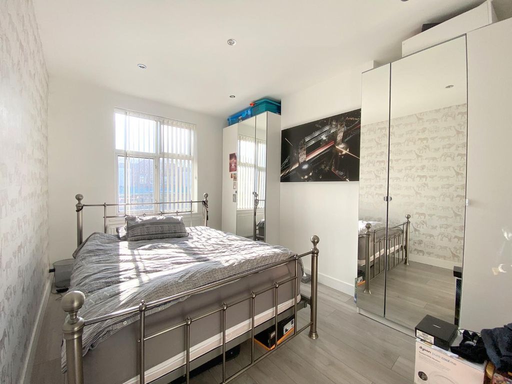 2 bed flat for sale in Central Road, Worcester Park KT4 - Zoopla