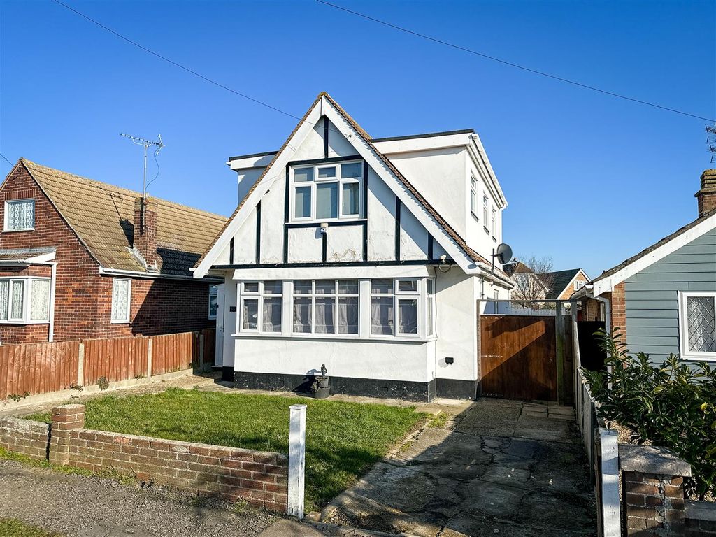 3 bed detached bungalow for sale in Park Square East, Clacton-On-Sea ...