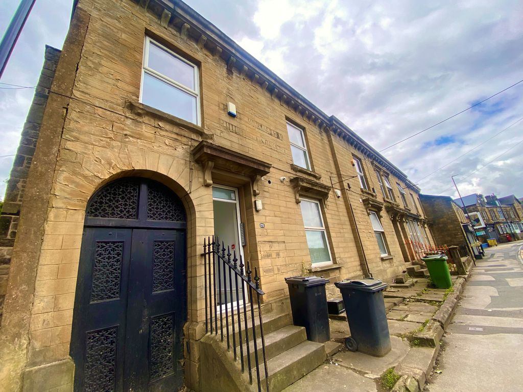 Room to rent in Upper Town Street, Bramley, Leeds LS13, £600 pcm - Zoopla