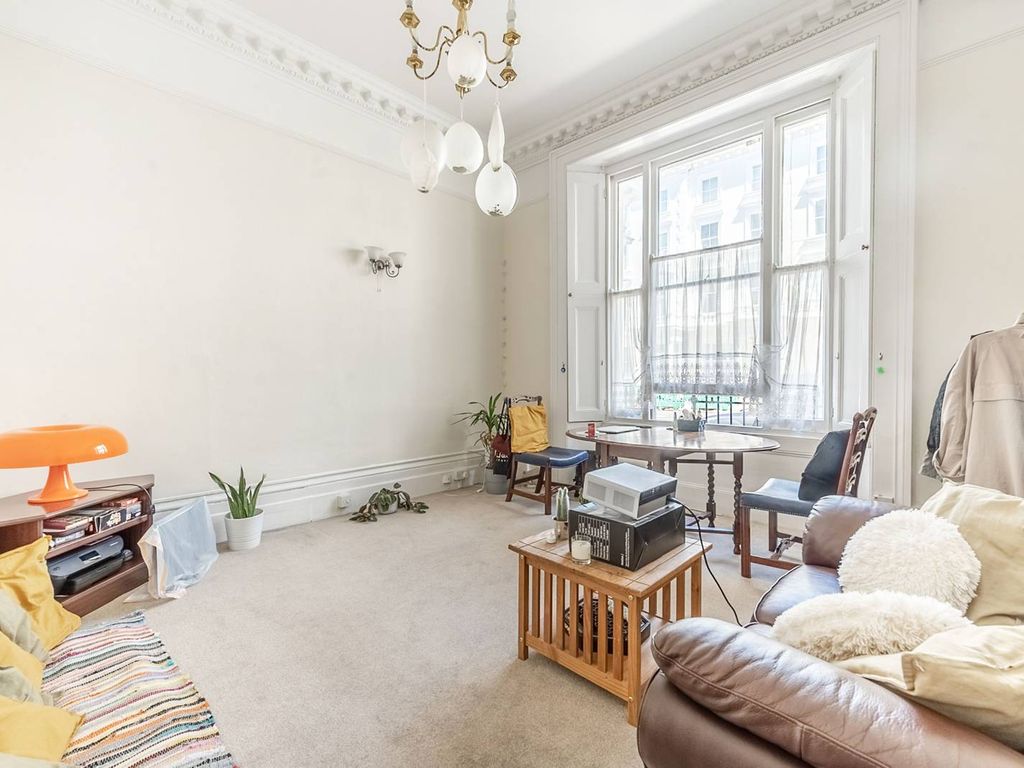 2 bed flat for sale in Belgrave Road, Pimlico, London SW1V, £750,000 ...