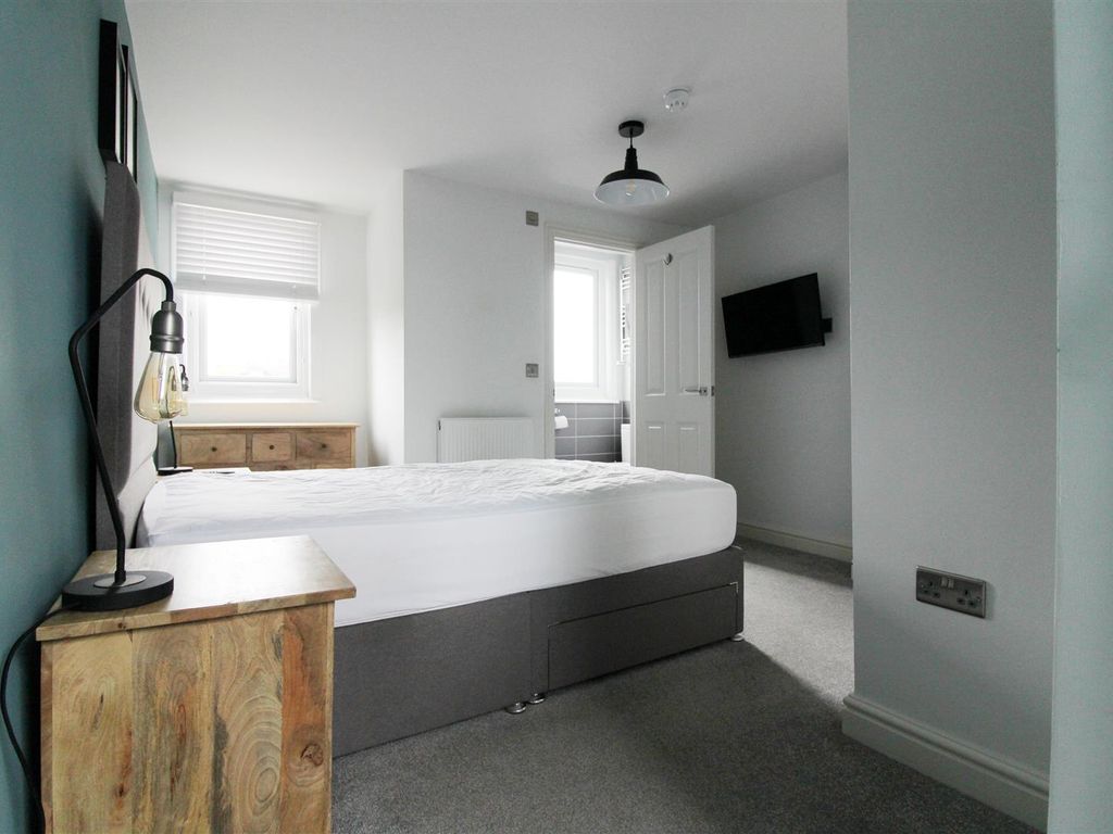 Room to rent in Northfield Road, Reading, Berkshire RG1, £925 pcm - Zoopla