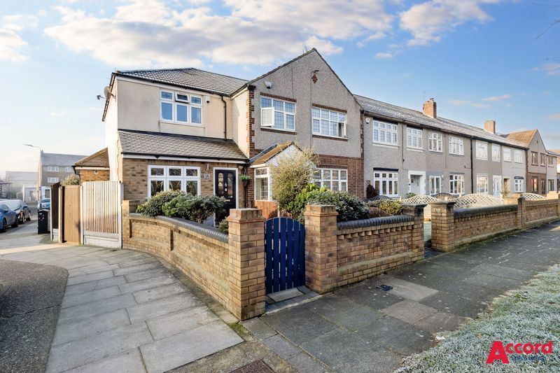2 Bed End Terrace House For Sale In Tweed Glen Rise Park Romford Rm1