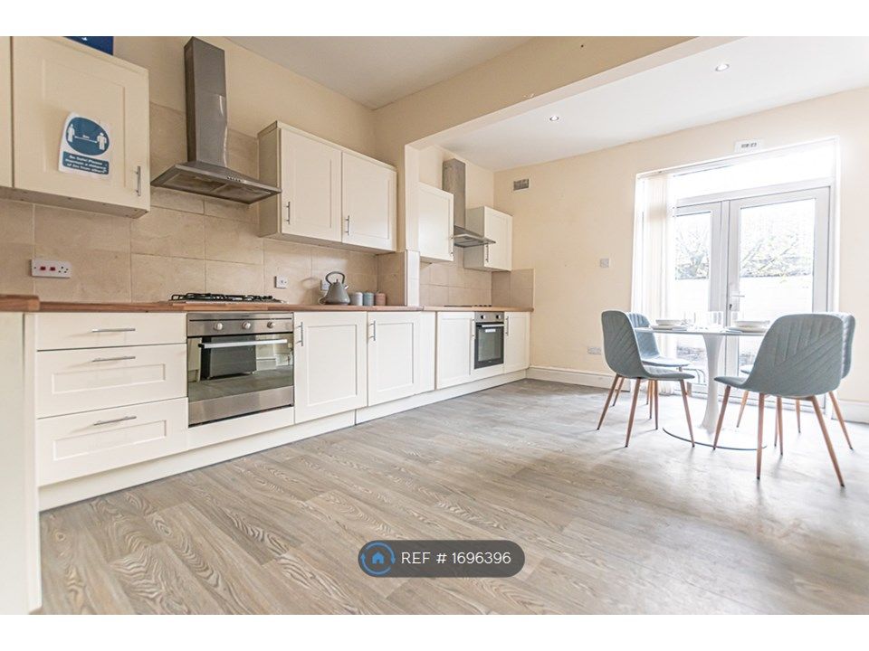 Room to rent in Moscow Drive, Liverpool L13 - Zoopla