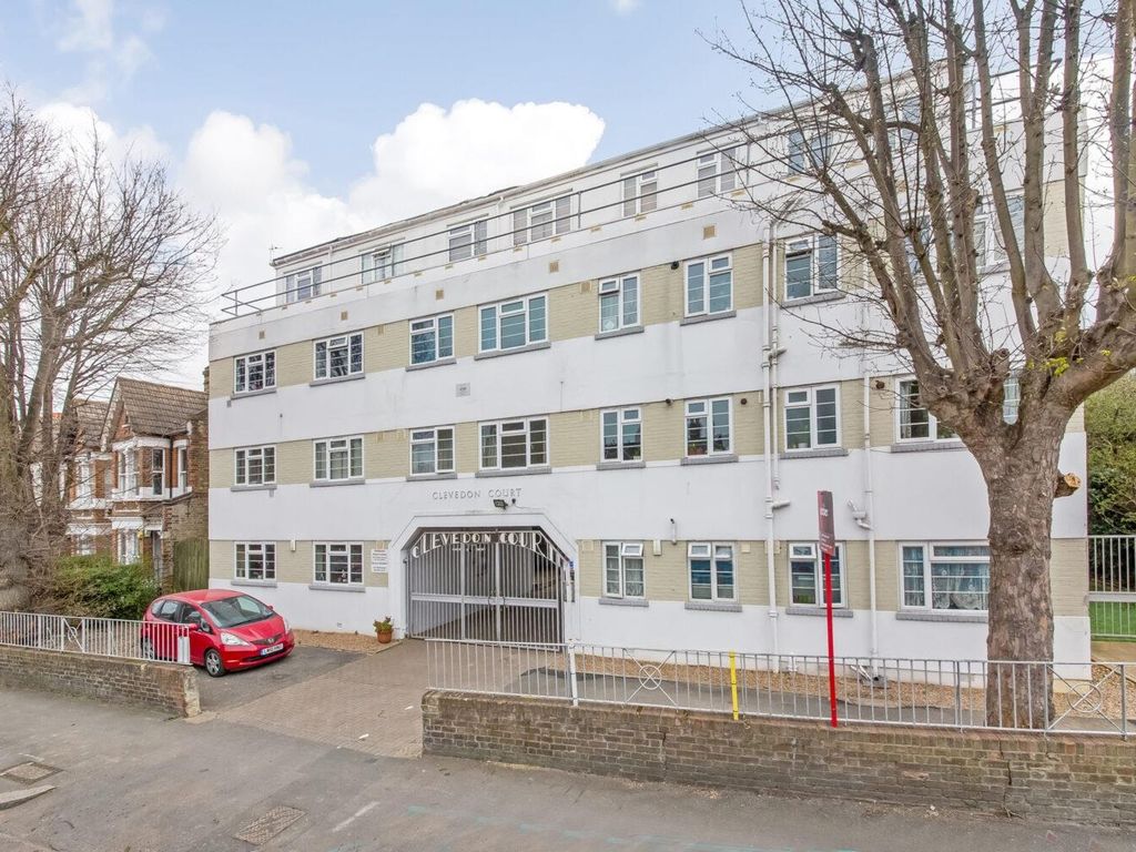 2 bed flat for sale in Clive Road, Dulwich, London SE21, £299,950 - Zoopla