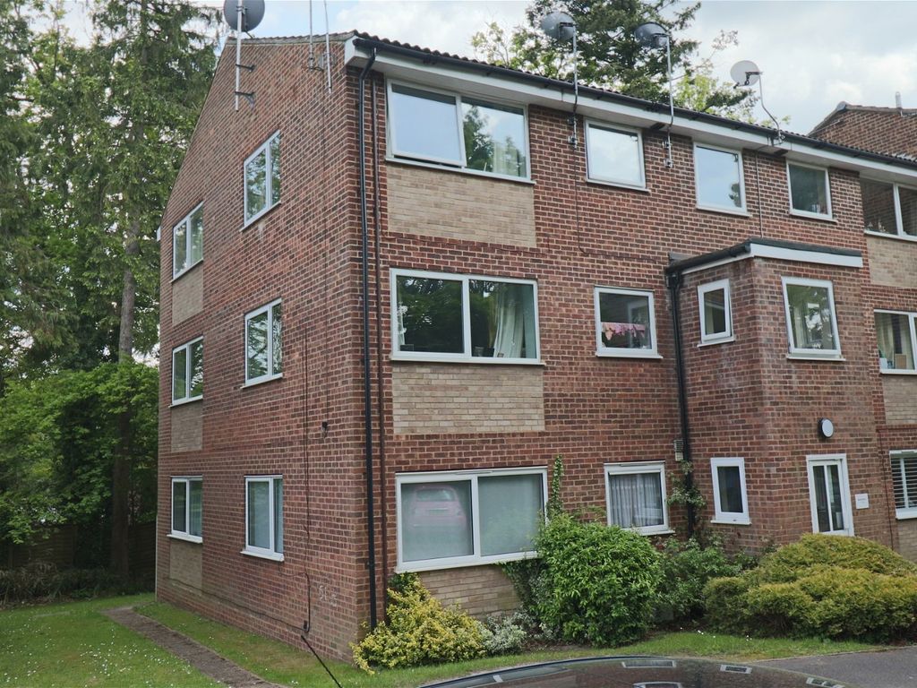 3 bed flat for sale in Kings Road, Fleet GU51 - Zoopla