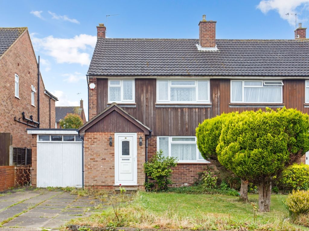 3 bed flat to rent in Middle Furlong, Bushey WD23, £2,150 pcm - Zoopla