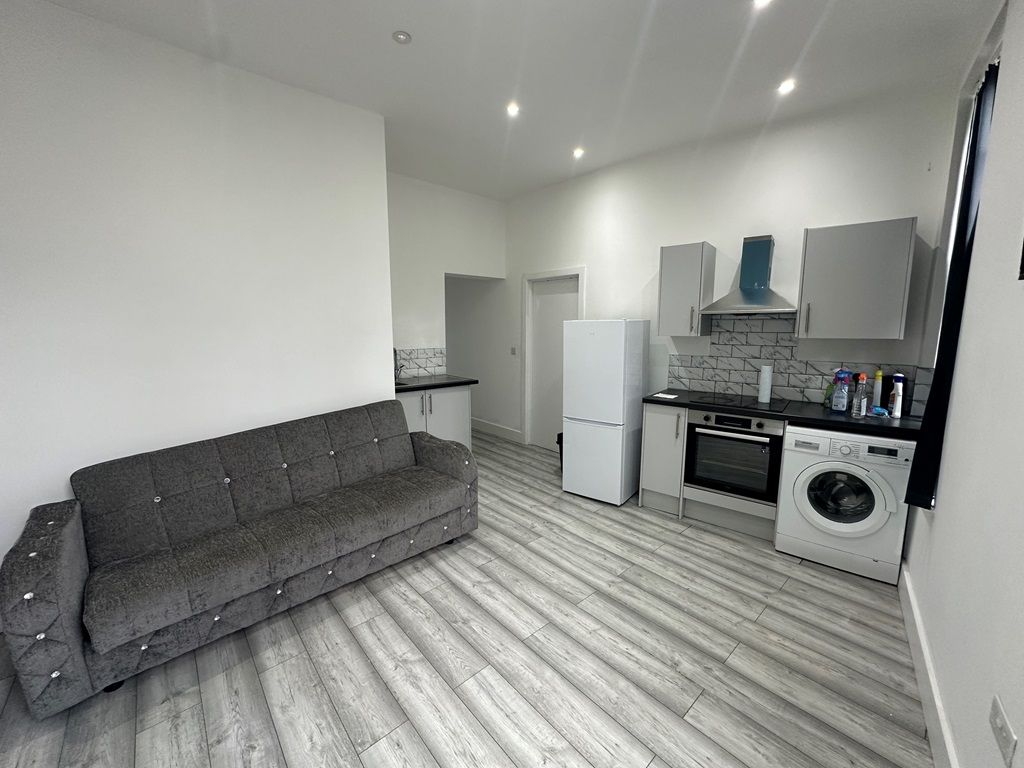2 bed flat to rent in Gordon Street, Luton LU1, £1,400 pcm - Zoopla