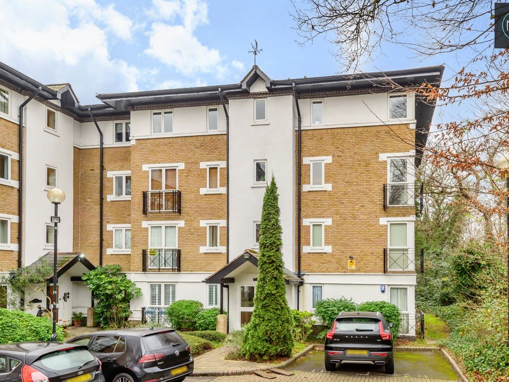 2 bed flat to rent in Hardy Court, Makepeace Road, London E11, £1,700 pcm - Zoopla