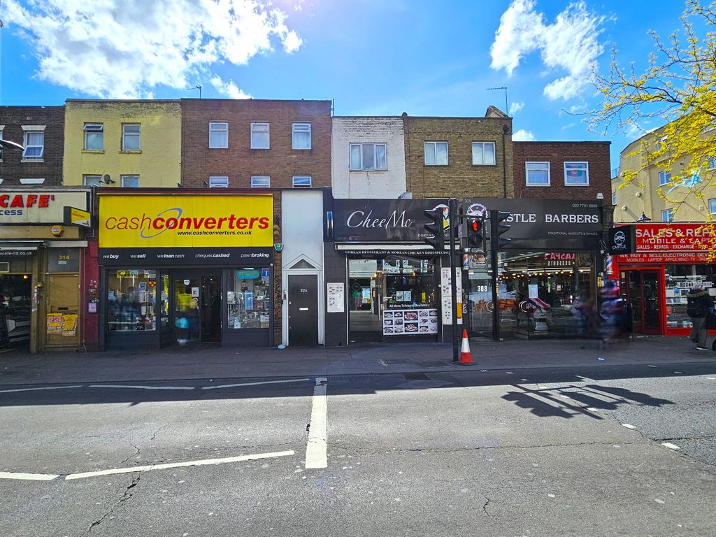 2 bed flat for sale in Walworth Road, London SE17, £350,000 - Zoopla