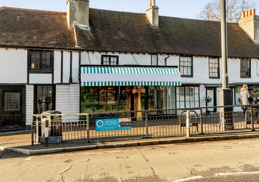 Retail premises to let in The Broadway, Cheam SM3, £25,000 pa - Zoopla