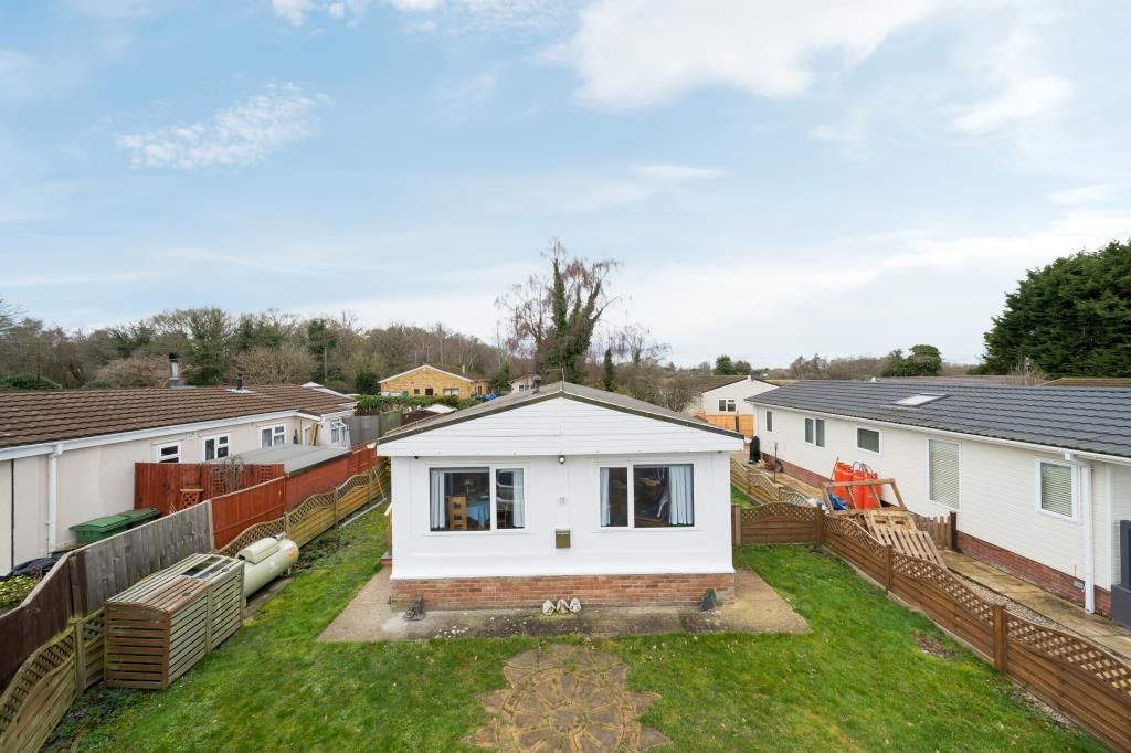 2 bed mobile/park home for sale in Crookham Park RG19, - Zoopla
