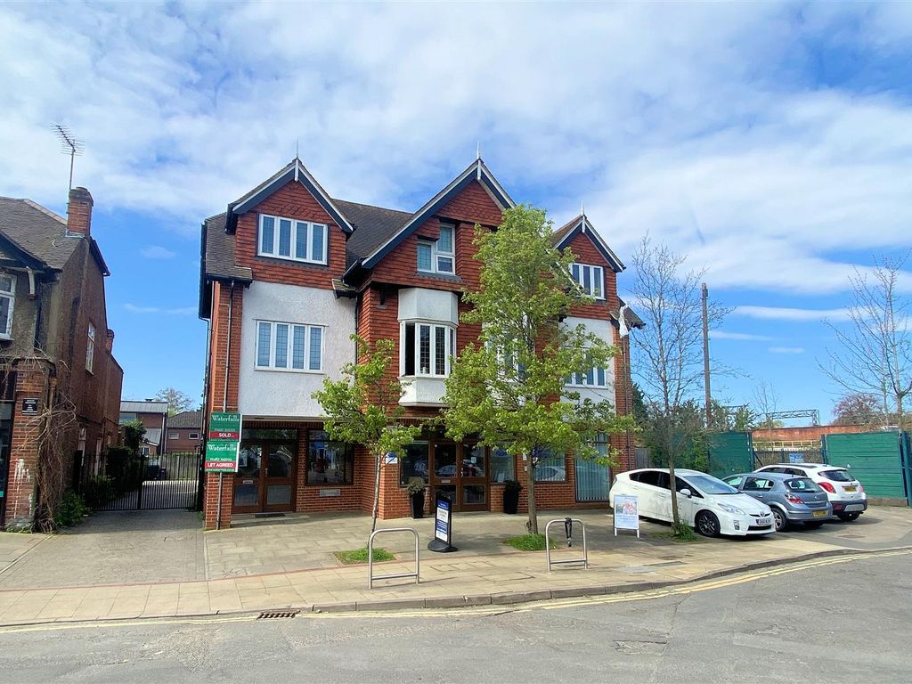 2 bed flat for sale in Station Approach, West Byfleet, Surrey KT14 - Zoopla
