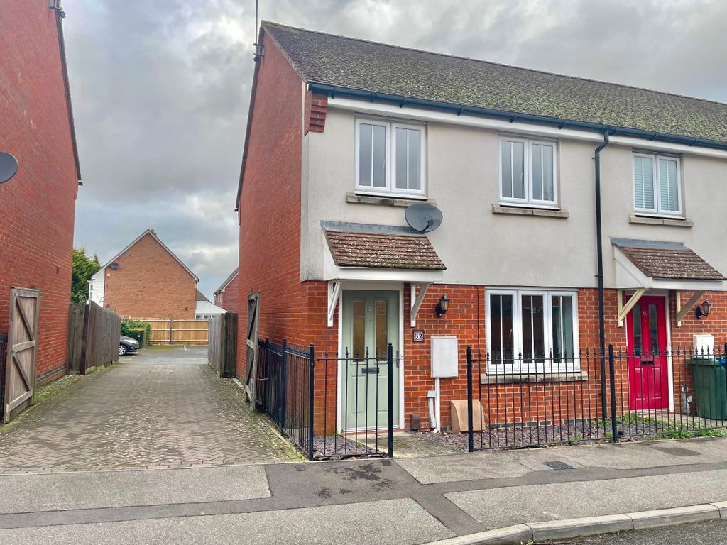 2 Bed End Terrace House To Rent In Crocus Drive Sittingbourne Me10 £