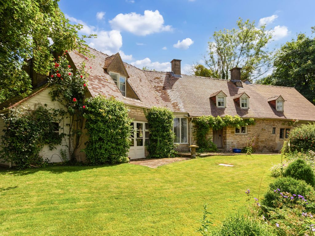 5 bed detached house for sale in Beacon Lane, Haresfield GL10, £ ...