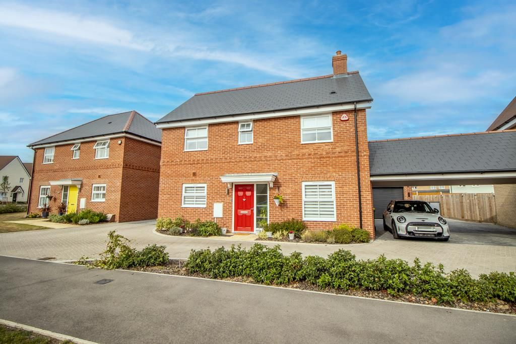3 Bed Detached House For Sale In Elizabeth Gardens Rochford Ss4 £