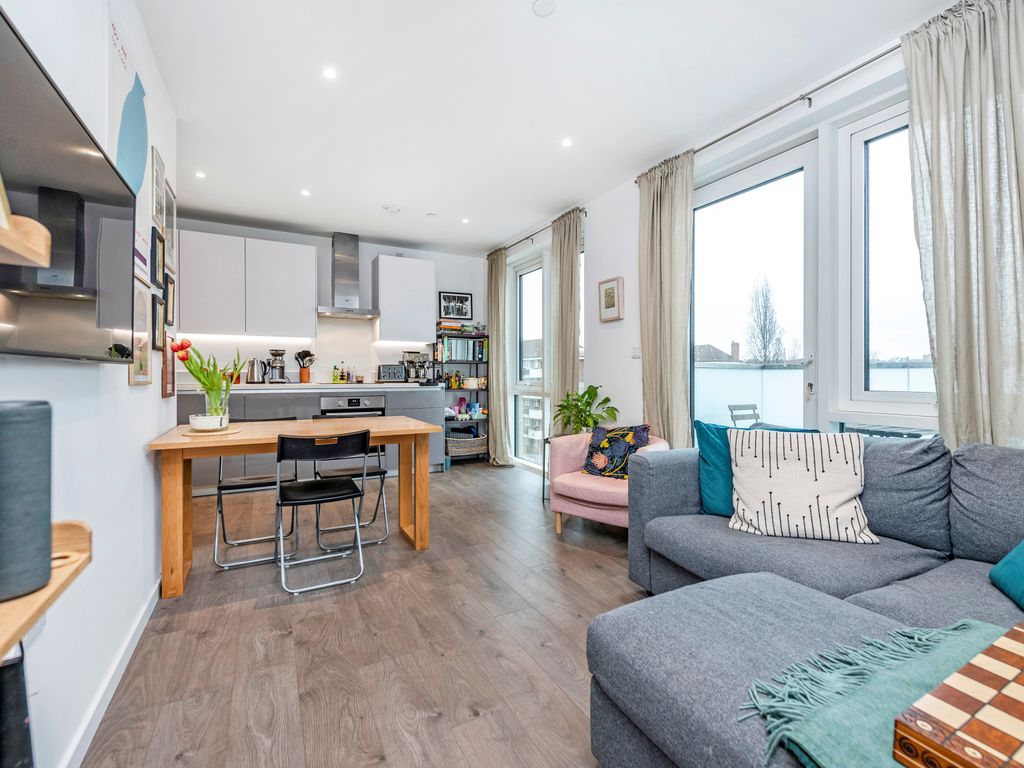 2 bed flat for sale in Juniper Drive, London SW18 - Zoopla