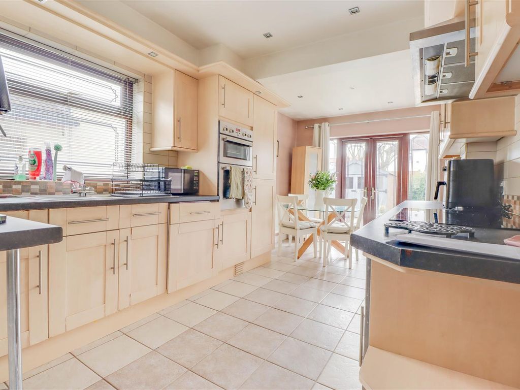 4 bed chalet for sale in Kingley Drive, Wickford SS12, £465,000 - Zoopla