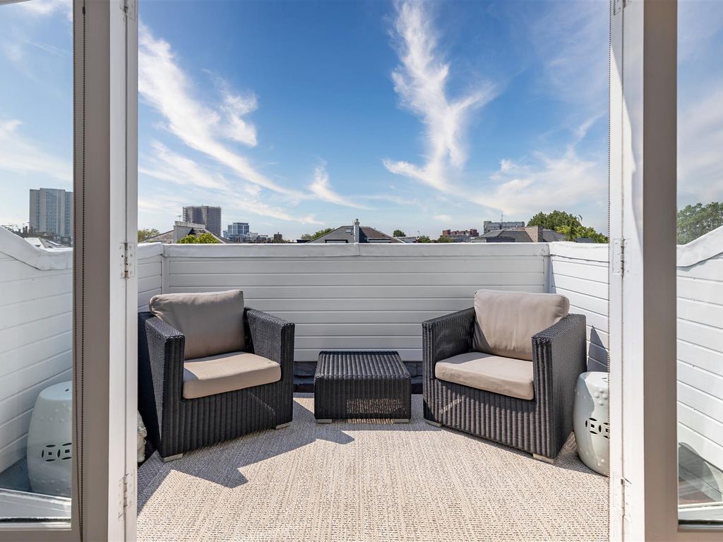 2 bed flat for sale in Belsize Square, London NW3, £1,175,000 - Zoopla