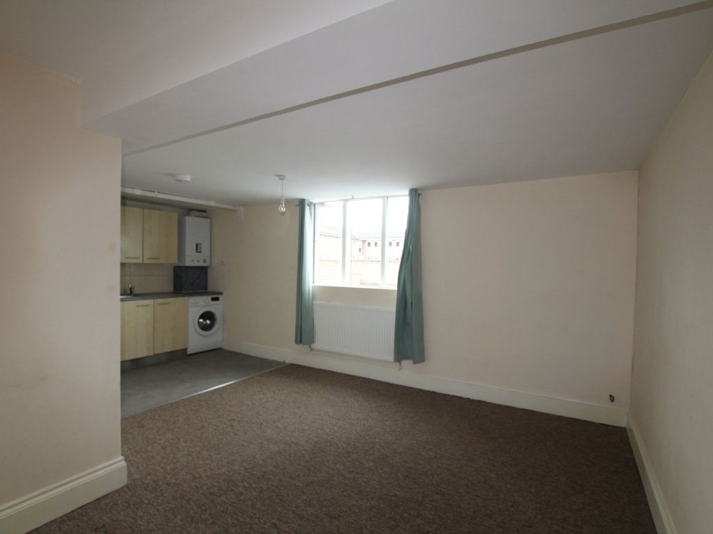 2 bed flat to rent in 18B Broadwalk, Crawley RH10 - Zoopla