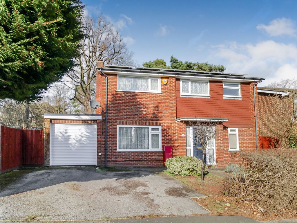 3 bed detached house for sale in Linstead Road, Farnborough GU14, £ ...