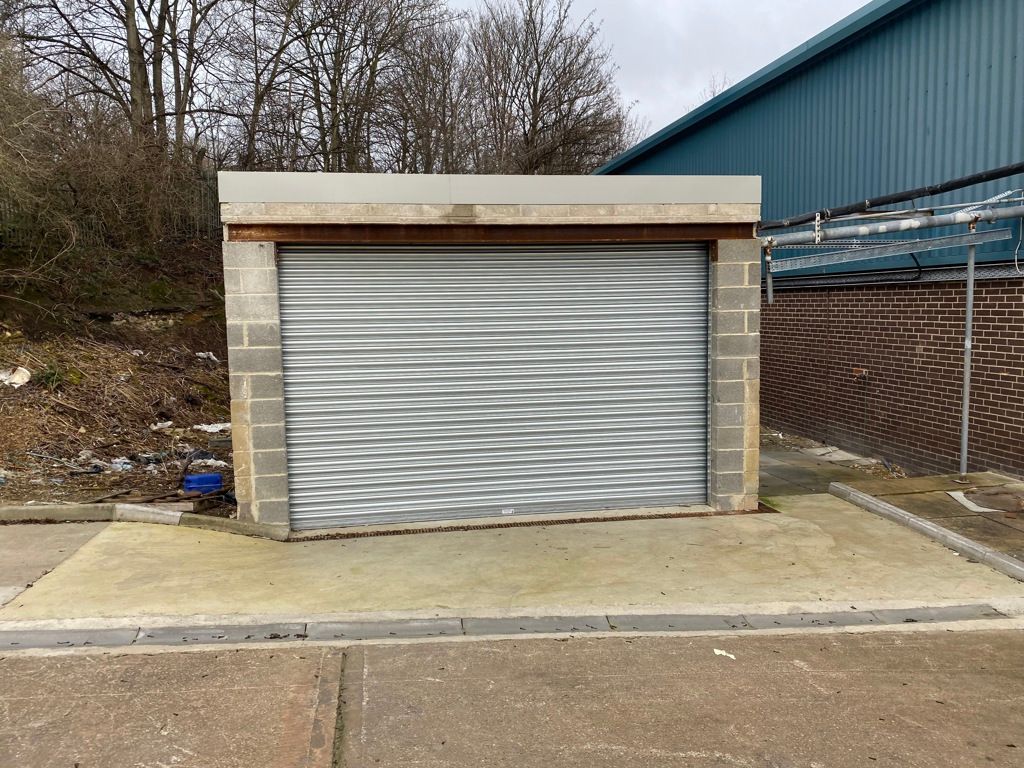 Industrial to let in Lock Up Unit, Wide Lane, Morley, West Yorkshire ...