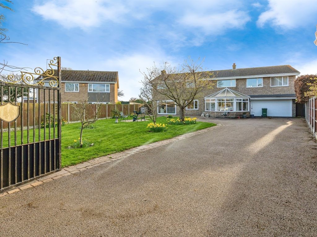 6 bed detached house for sale in Lowestoft Road, Gorleston, Great ...