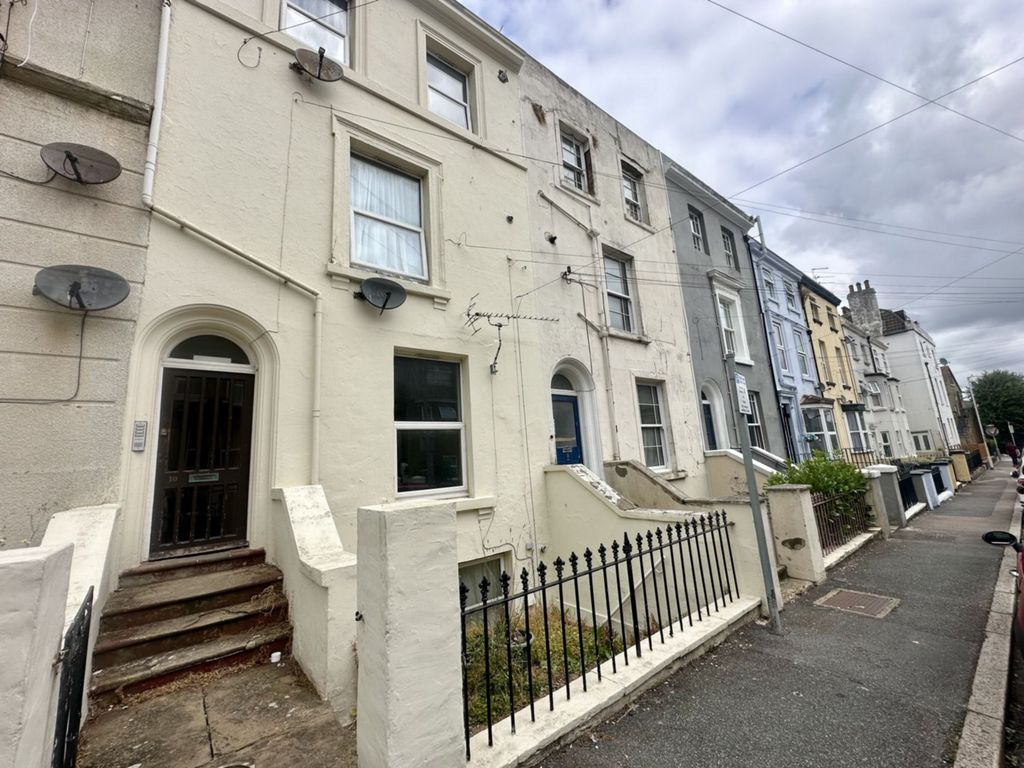 1 bed flat to rent in Victoria Grove, Folkestone CT20, £595 pcm - Zoopla