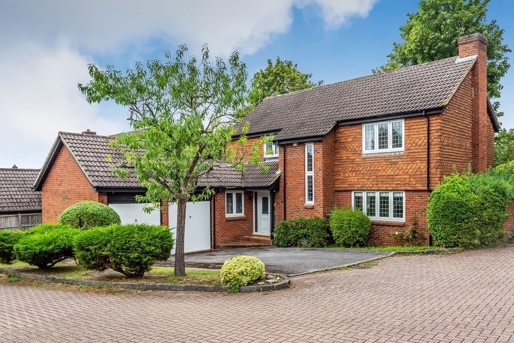 4 bed detached house for sale in Ten Acres, Fetcham KT22, £925,000 - Zoopla