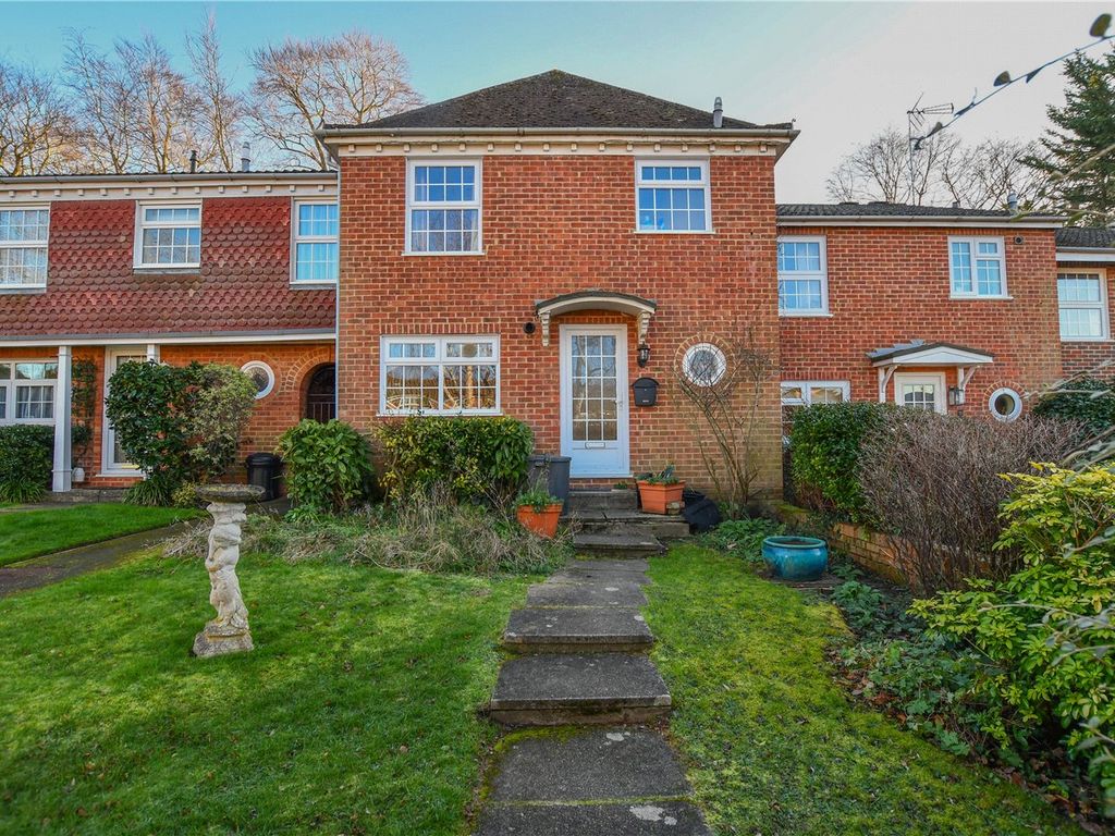 3 Bed Terraced House For Sale In Milton Gardens Wokingham Berkshire
