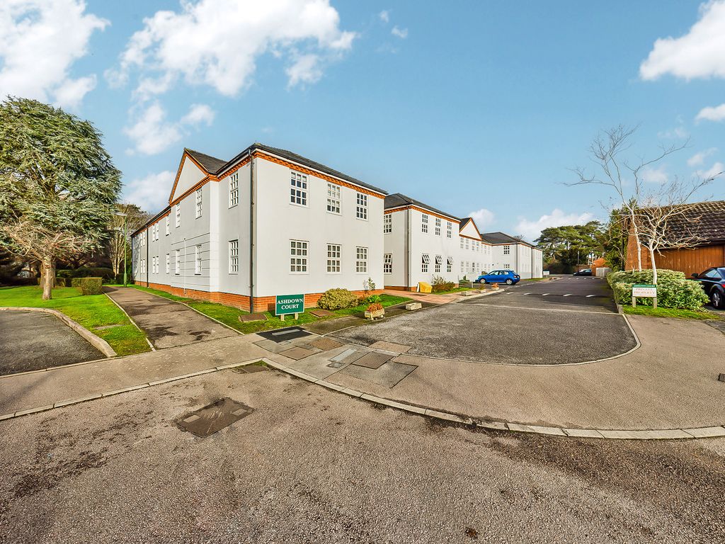2 bed flat for sale in Oak Tree Way, Horsham RH13 - Zoopla