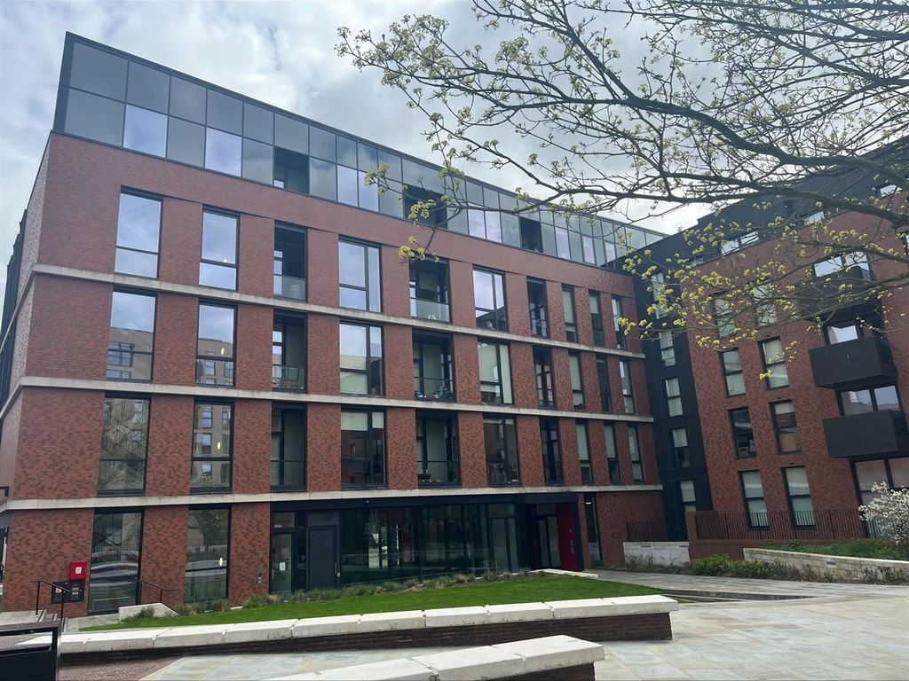 2 bed flat for sale in Waterhouse Court, Burgess Springs, Chelmsford ...