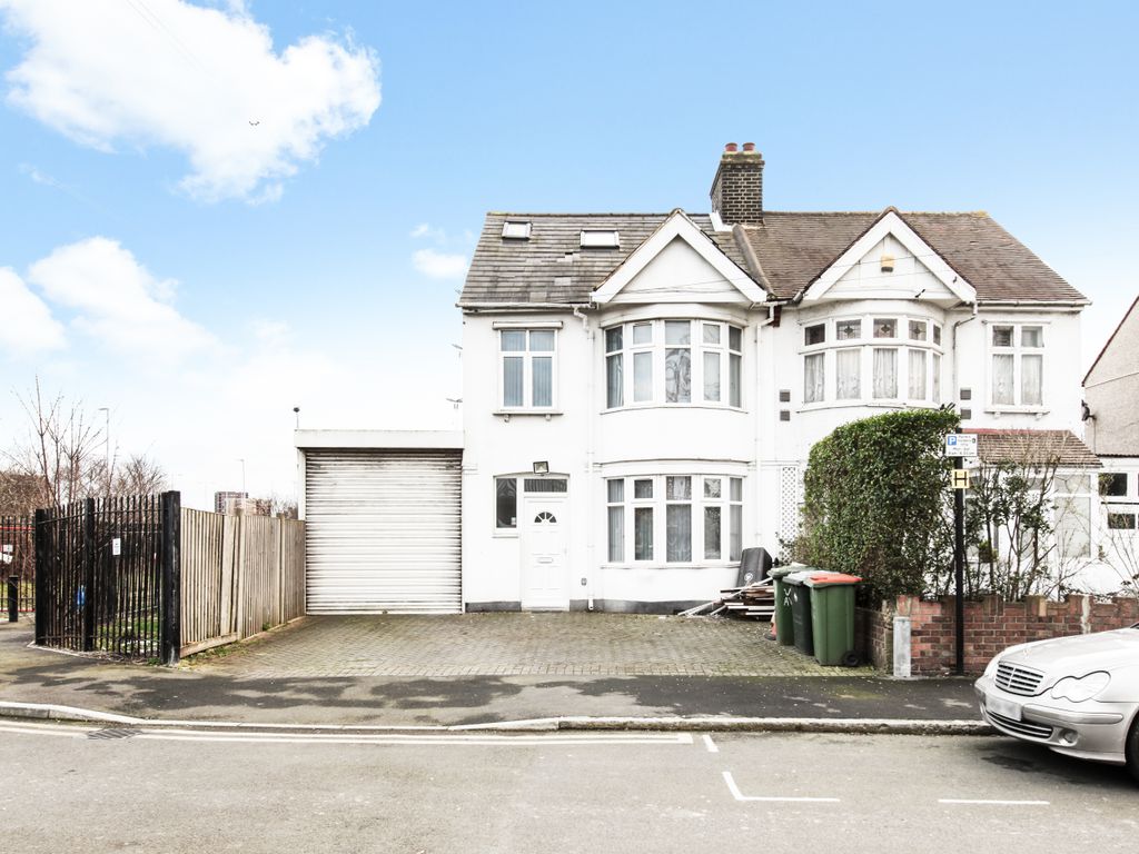 6 bed end terrace house to rent in Watson Avenue, London E6, £3,995 pcm ...