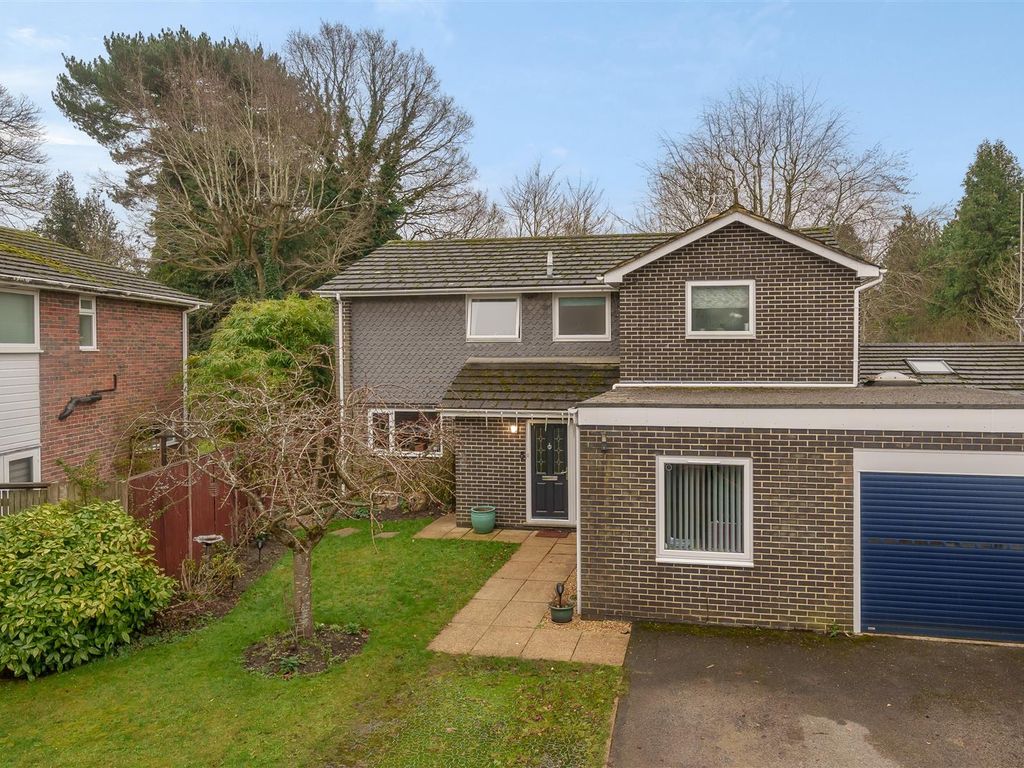 4 Bed Link Detached House For Sale In Cedar Close Wokingham Berkshire