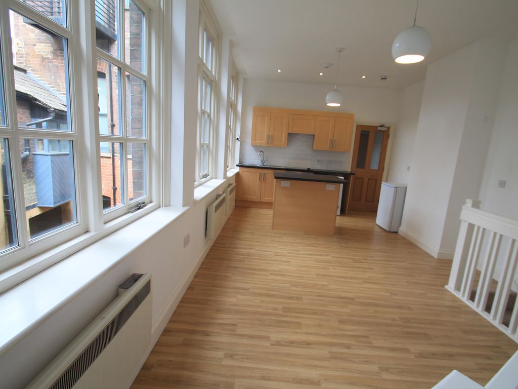 1 bed flat to rent in Bute Street, Luton LU1, £1,100 pcm - Zoopla