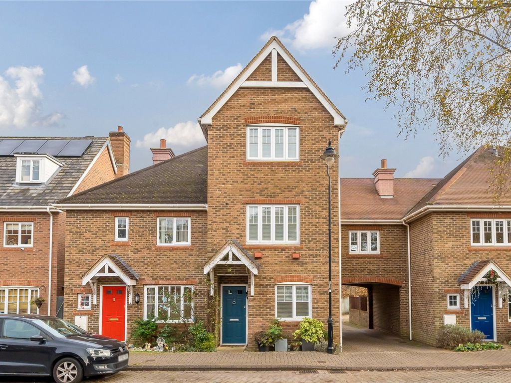 4 bed town house for sale in Wintney Street, Fleet, Hampshire GU51, £ ...