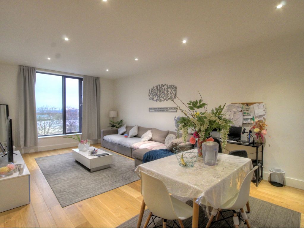 2 bed flat for sale in High Street, Slough SL1, £280,000 - Zoopla