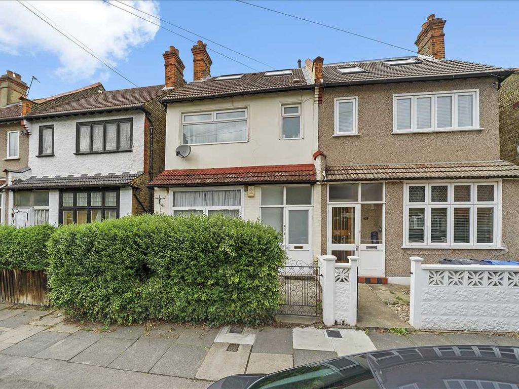 3 Bed Flat To Rent In Devonshire Road Colliers Wood London Sw19 £