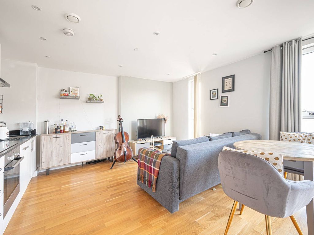 1 bed flat to rent in Zenith Close, Colindale, London NW9, £2,600 pcm ...