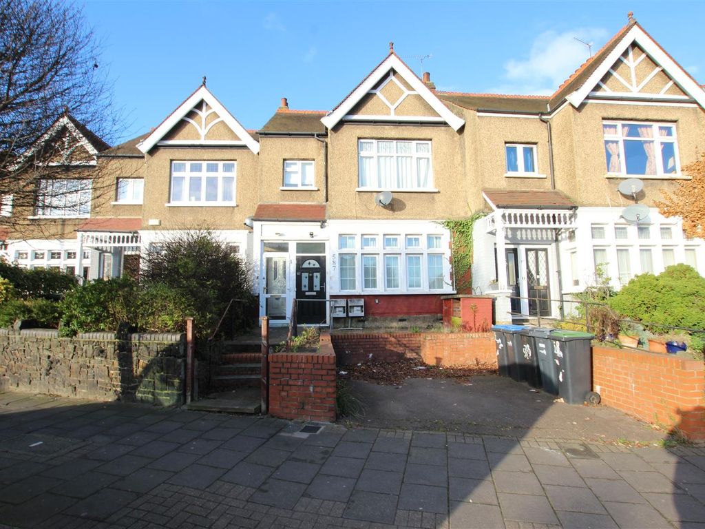 3 bed flat to rent in Green Lanes, London N13, £2,300 pcm - Zoopla
