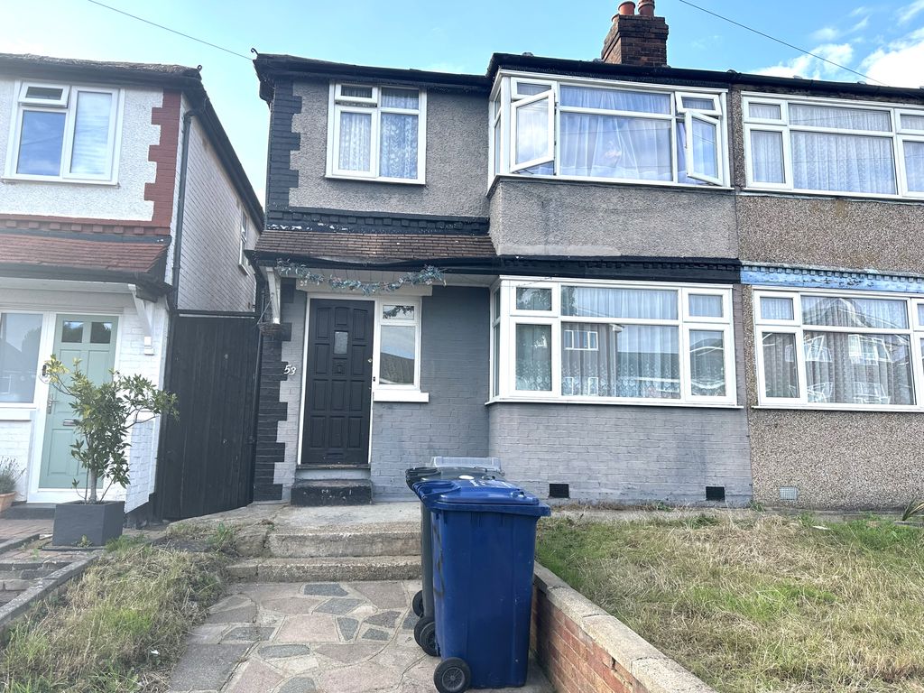 3 Bed Semi Detached House To Rent In Wood End Way Northolt Ub5 £2 000