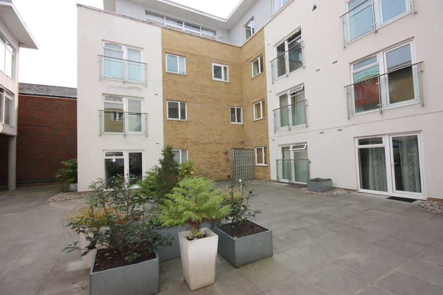 2 bed flat to rent in Walnut Tree Close, Guildford GU1, £1,795 pcm - Zoopla
