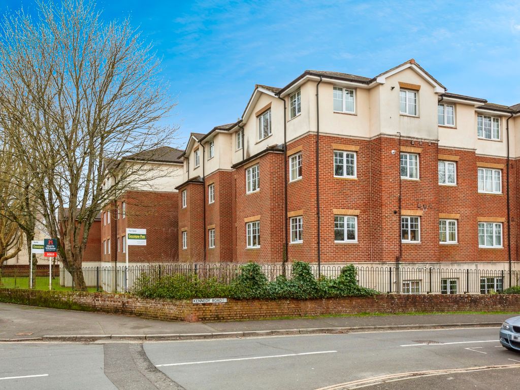 2 bed flat for sale in Kennedy Road, Horsham, West Sussex RH13, £ ...