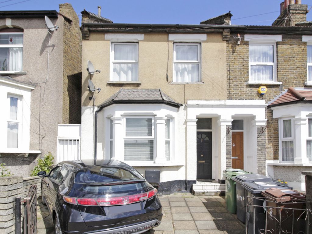 2 bed flat for sale in Vicarage Road, London E10 - Zoopla