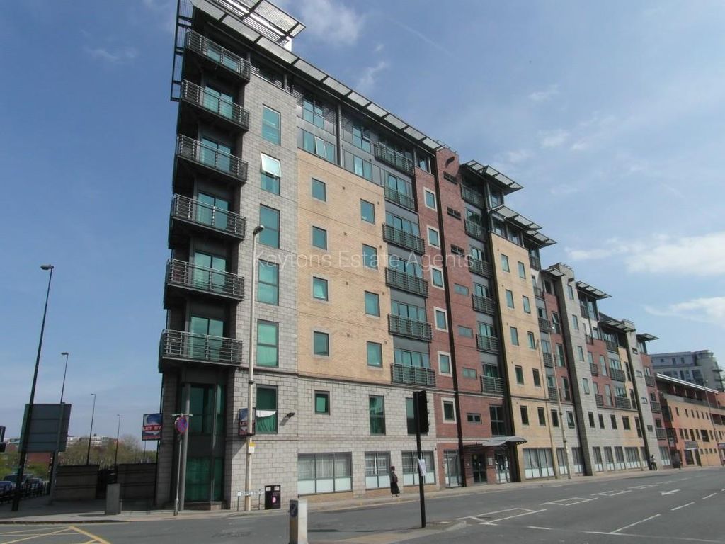 2 bed flat to rent in City Point 2, Chapel Street, Salford M3, £1,100 ...