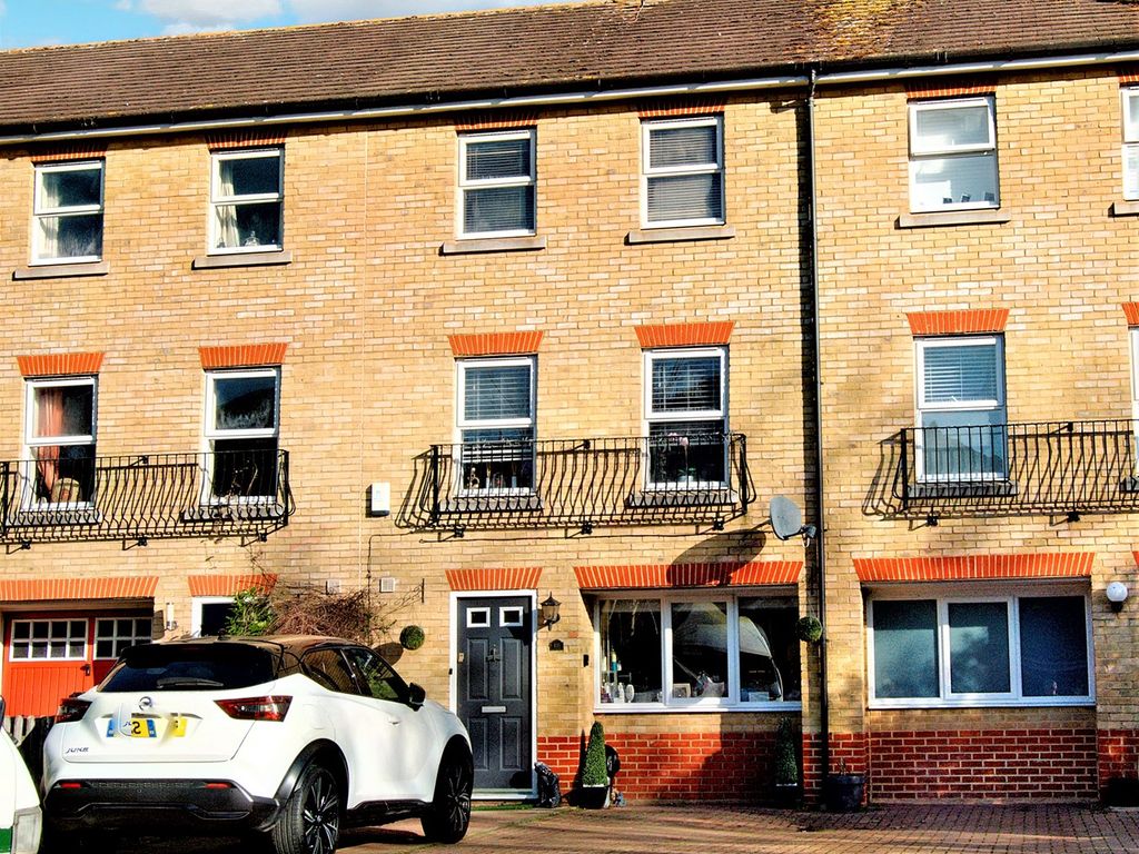 Property for sale in Albert Reed Gardens, Tovil, Maidstone ME15 - Zoopla