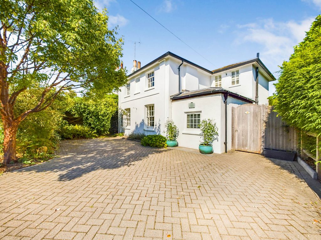 5 Bed Detached House For Sale In Brighton Road Horsham Rh13 £825 000